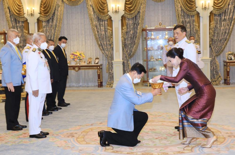 Sutida is responsible for her appearance, she is so beautiful in a bright red dress, and Sinina ...