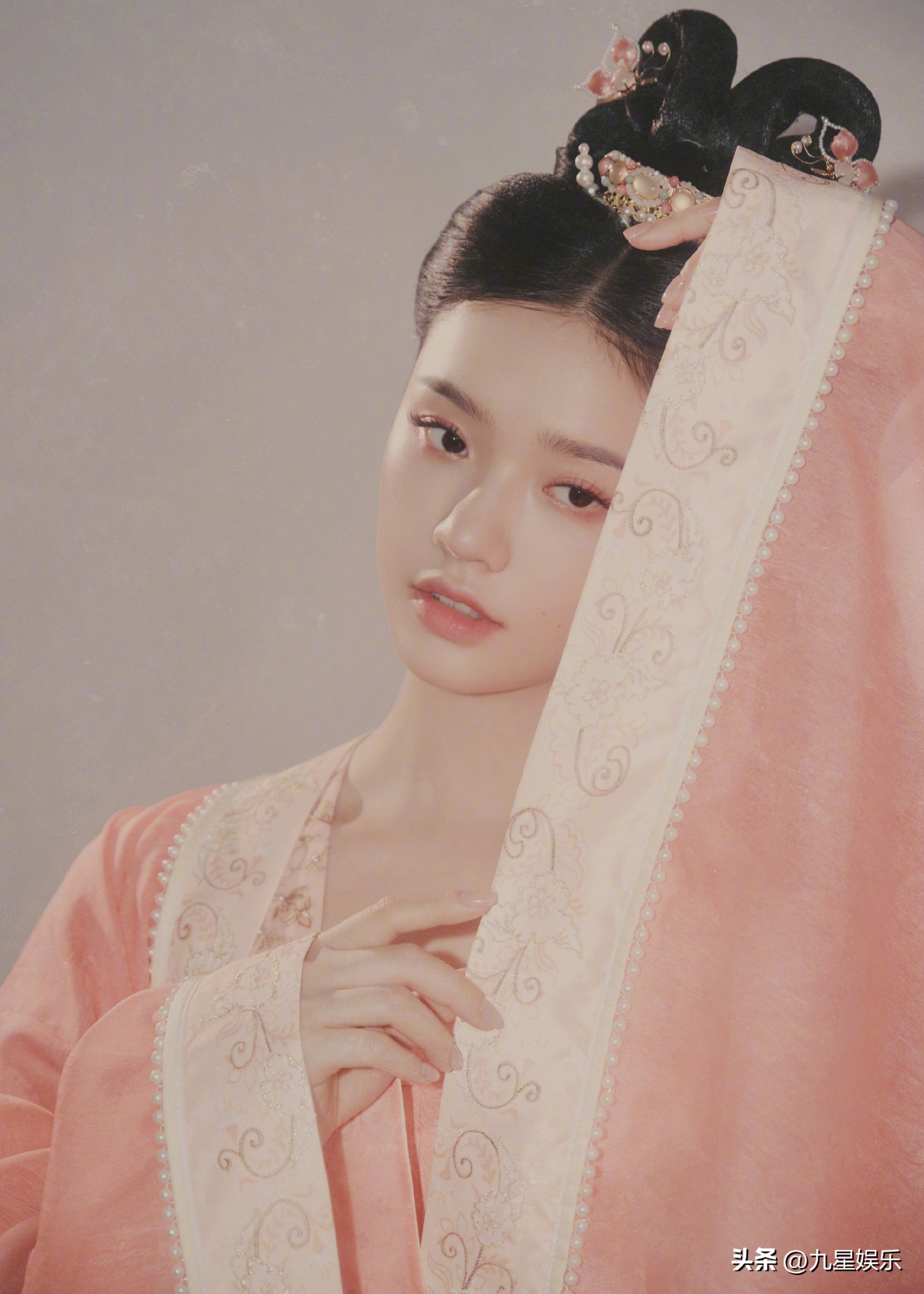 Holding a fan, dancing, talking and laughing at Yan Yan; light gauze ...