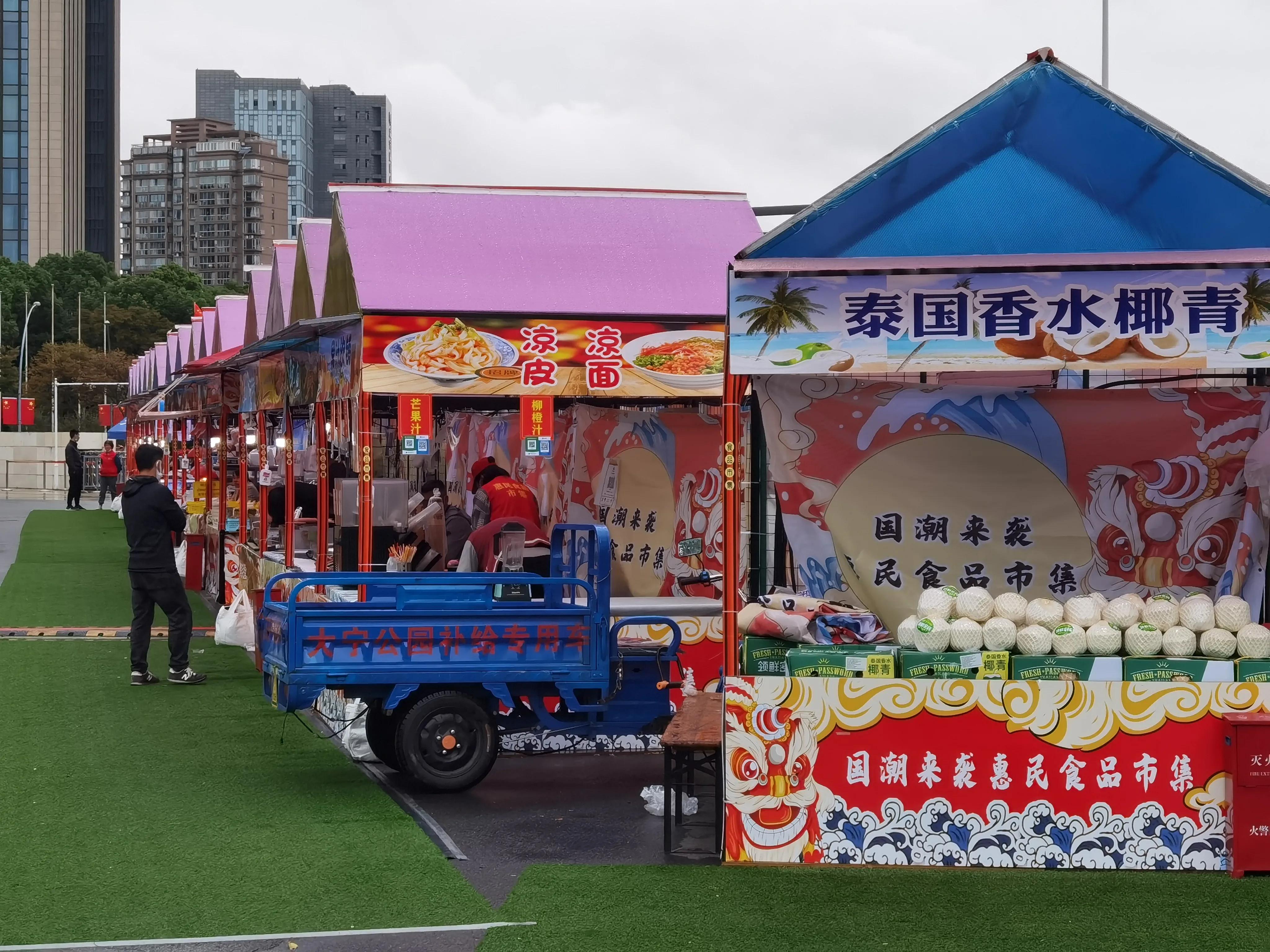 The autumn colors are getting darker, the rain and lotus are crystal ...