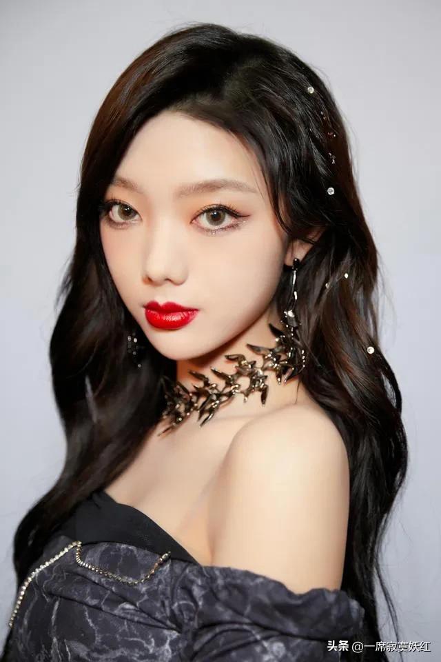 Li Ziting has an elegant temperament and never tires of watching it ...