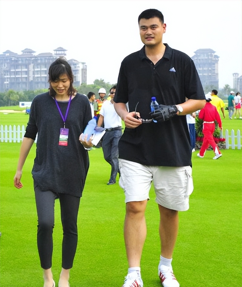 The host asked Ye Li how to sleep with 400-jin Yao Ming after marriage ...