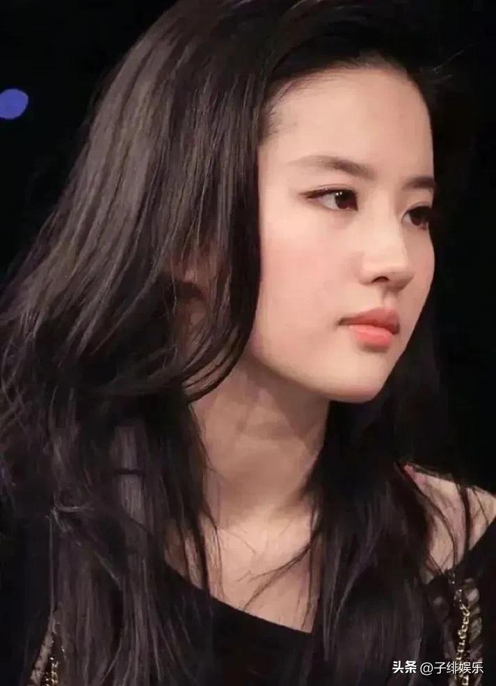 Liu Yifei goes shopping for brand-name bags without makeup. She has a ...