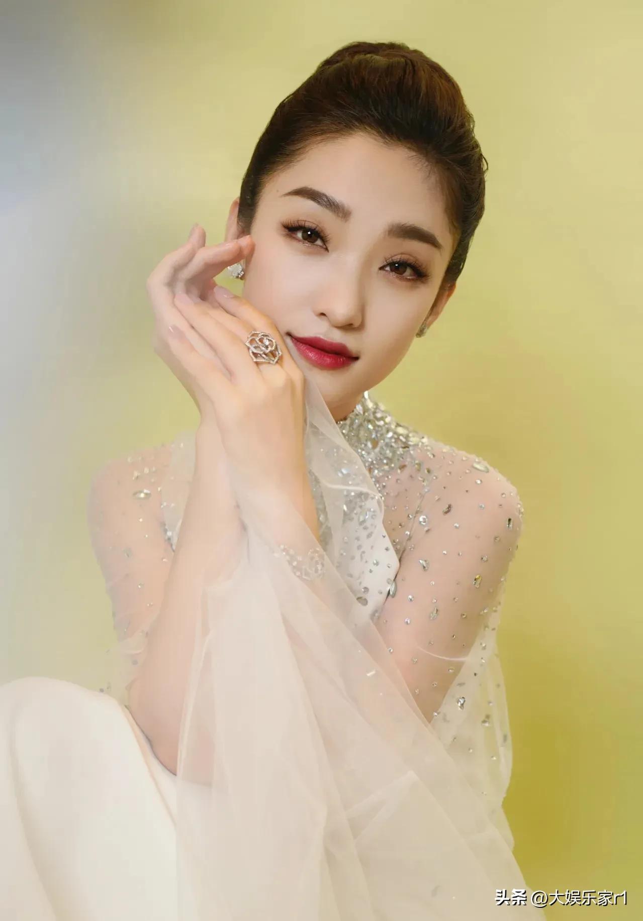 The smiling eyes are talking about her, Lan Yu - iNEWS