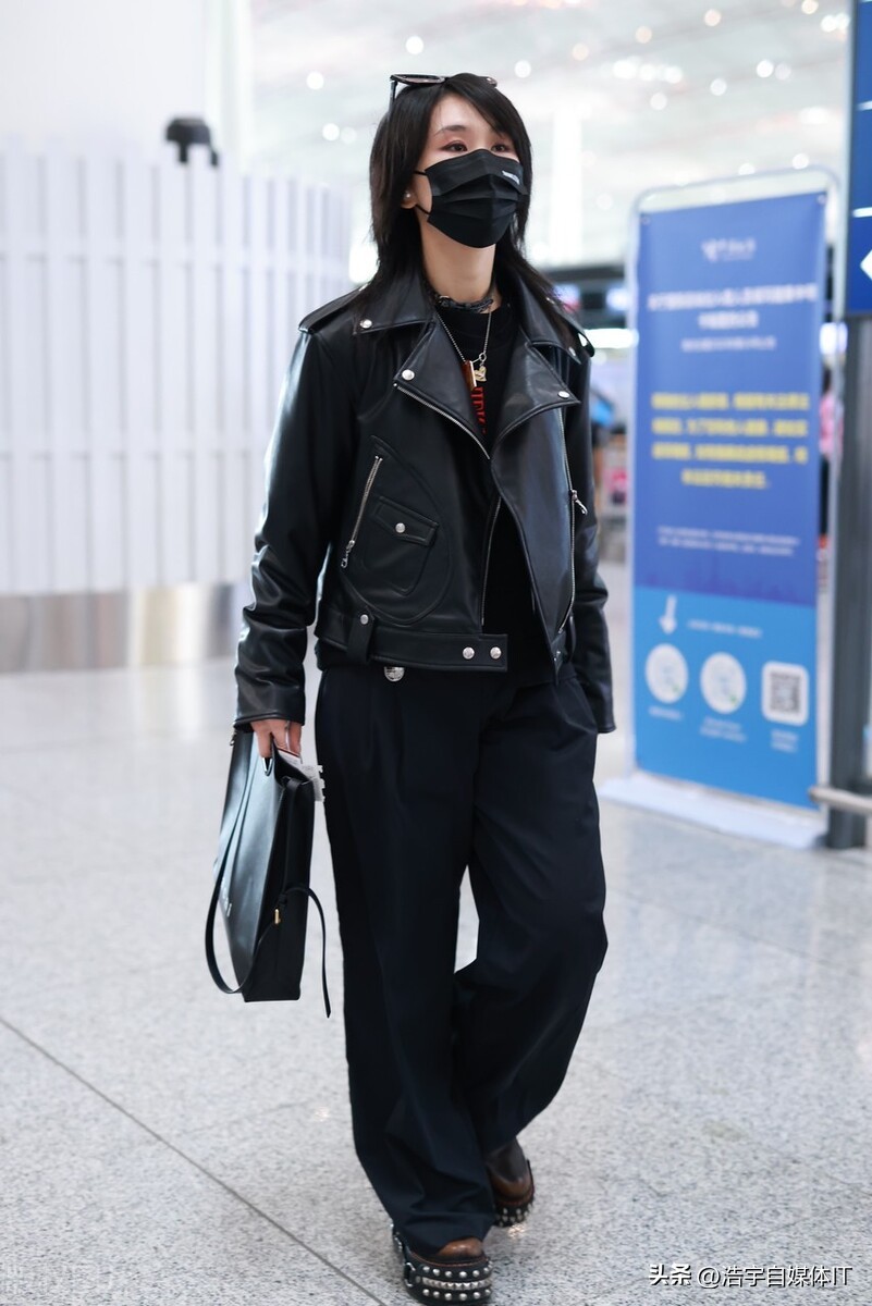 Zhao Meng appeared at the Beijing airport in all black LOOK full of ...