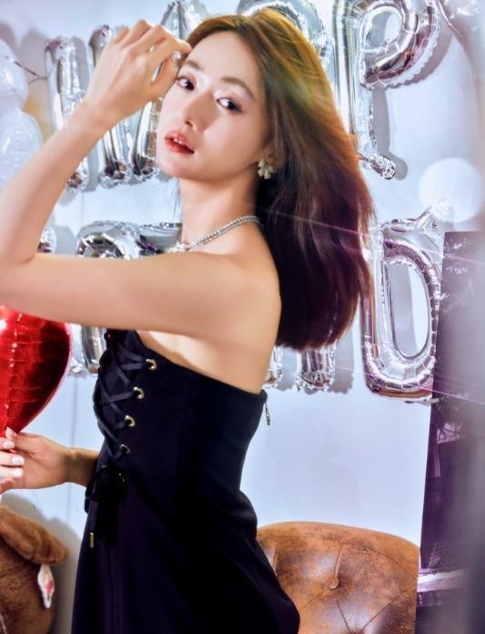 Wu Jinyan posted a photo of her 34th birthday wearing a tube top dress ...