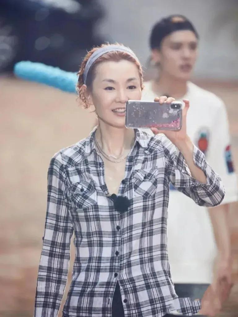 Ye Qianwen and Maggie Cheung at 61 are still full of vitality - iNEWS