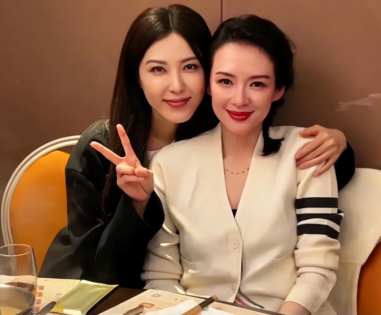 As the school girl of Chinese opera, she overwhelms Zhang Ziyi and Qin ...