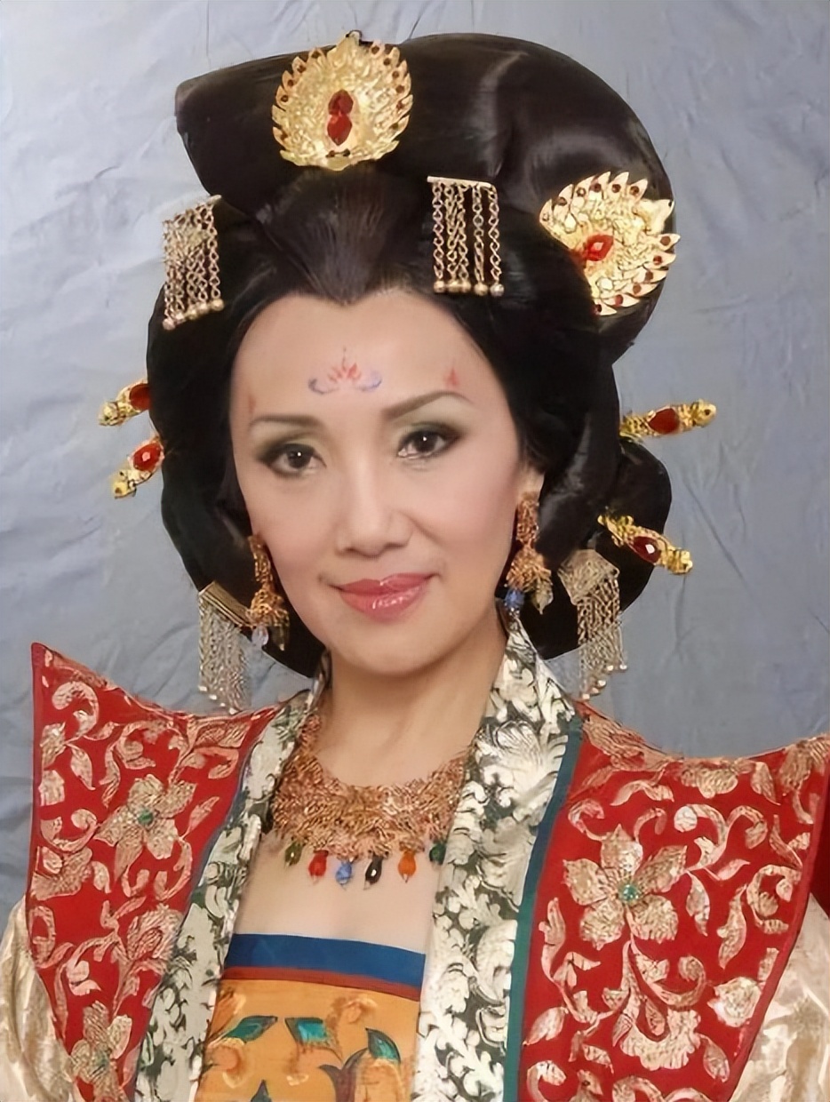 A 68-year-old well-known actress was met abroad by chance. She has a ...