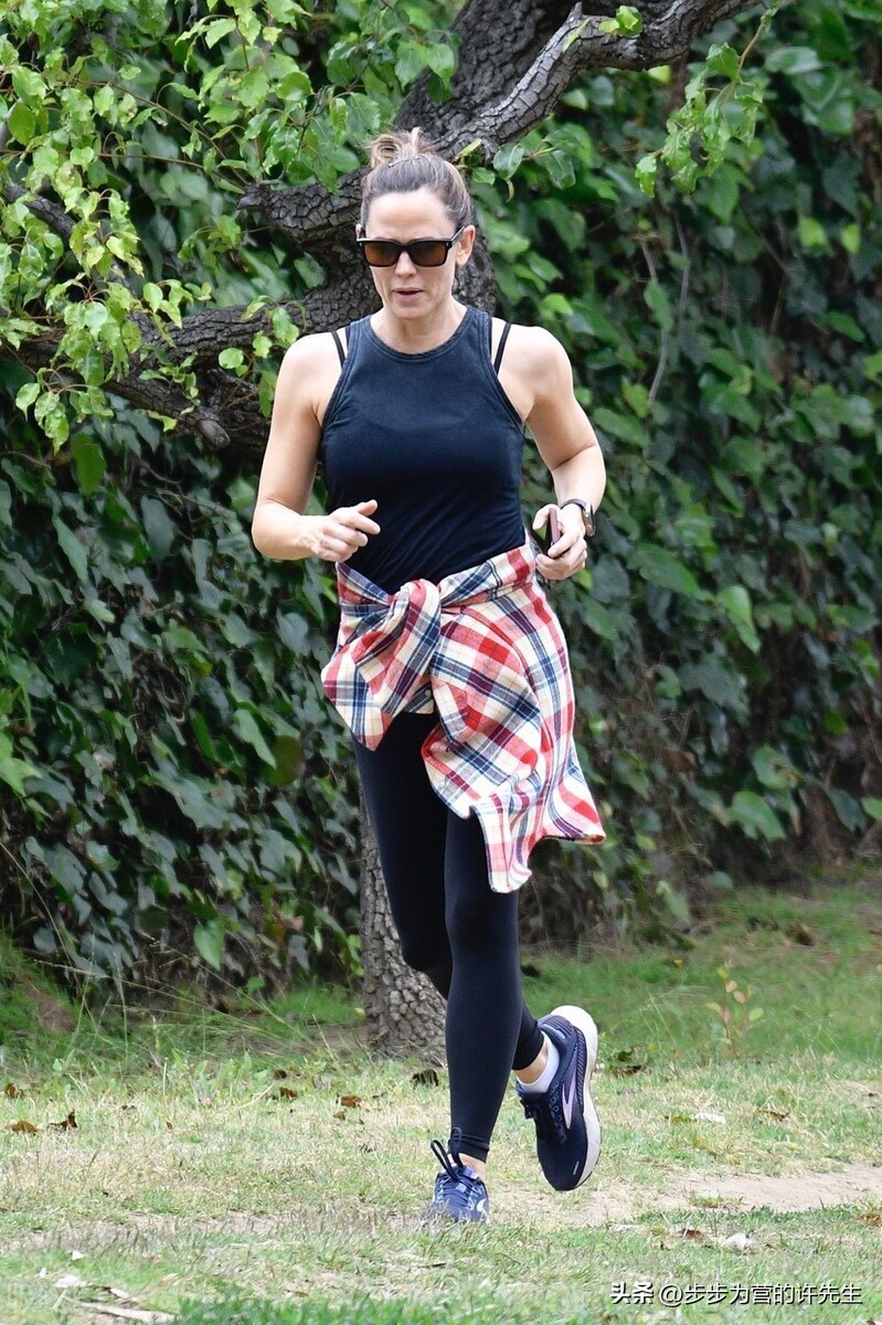 Jennifer Garner and friends go out for a run and exercise leisurely - iNEWS