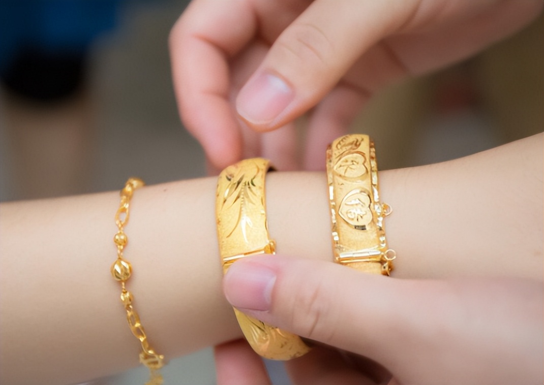 Gold jewelry is very dirty after being worn for a month. My friend in ...