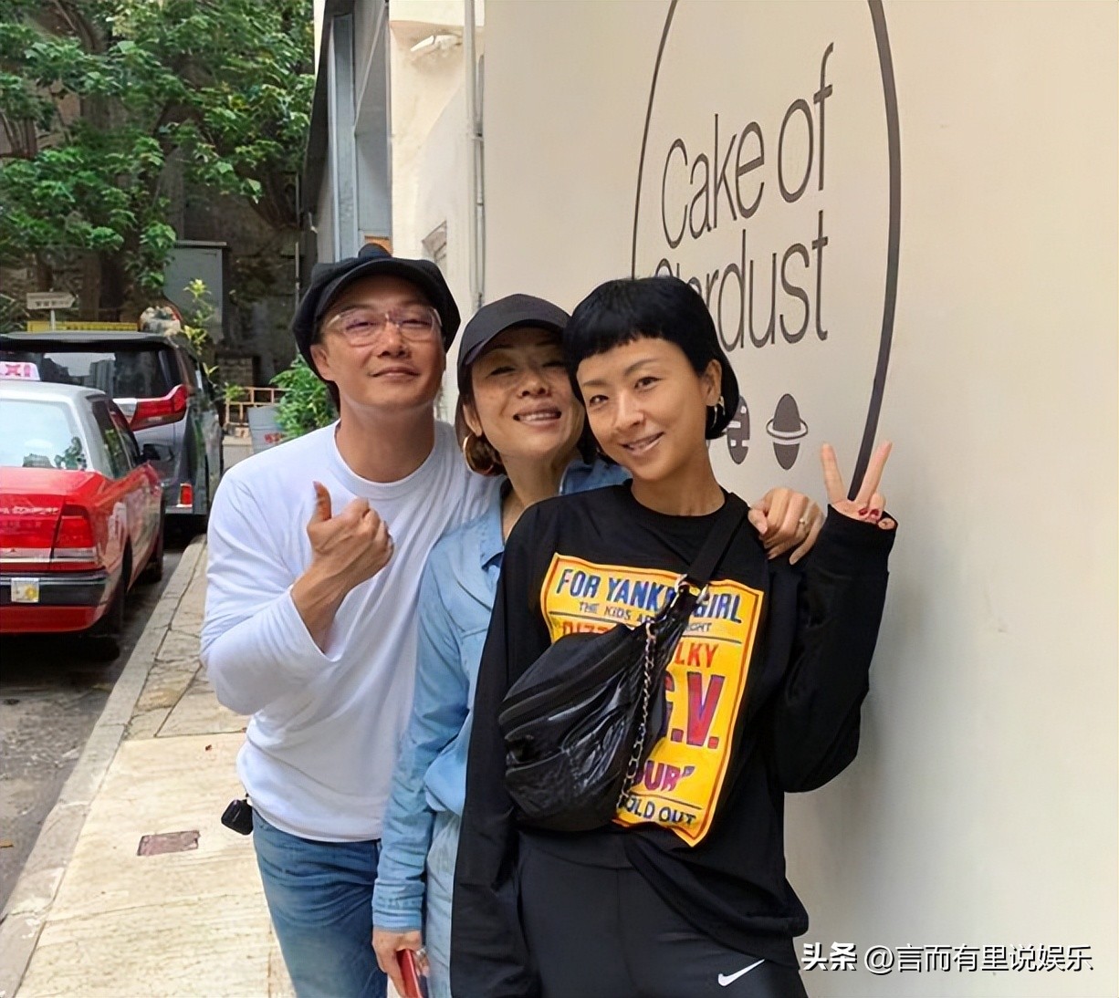 Eason Chan and his wife show their affection, the woman has green hair ...