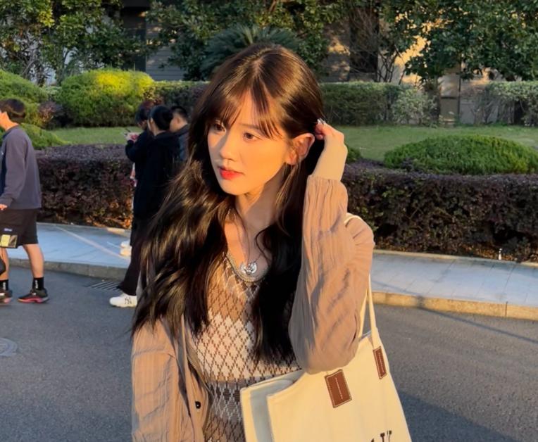 Igawa Riyu exposed a completely undressed photo, and his eyes were a little strange!Different ...