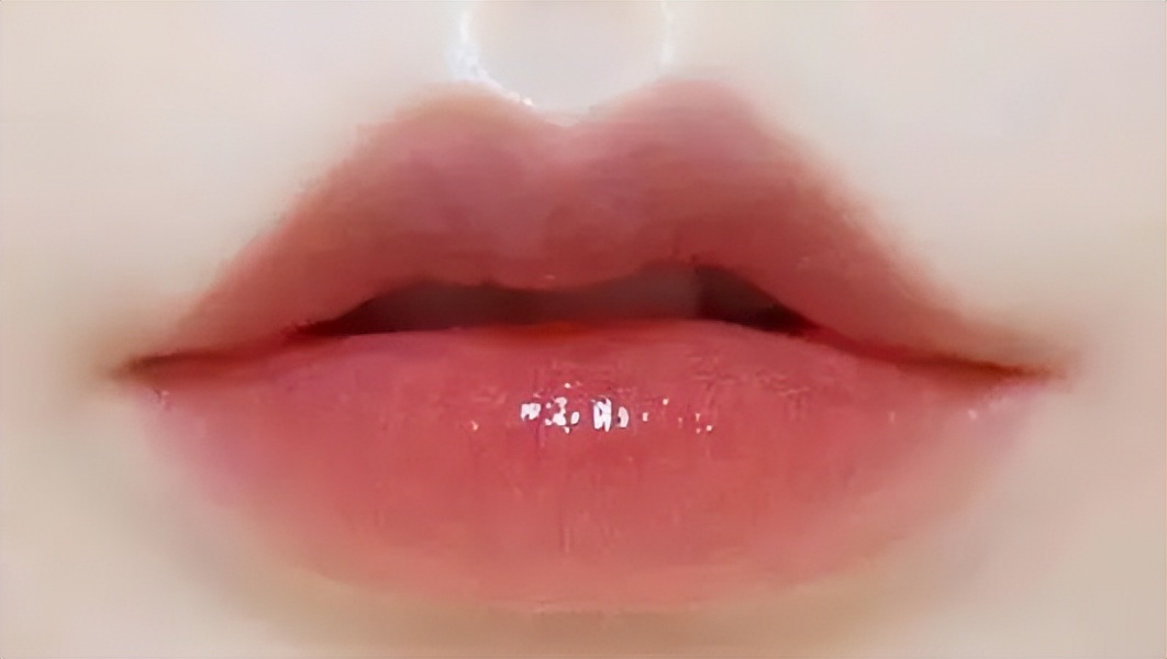 In autumn and winter, the lips are plucked and peeled. How to apply ...