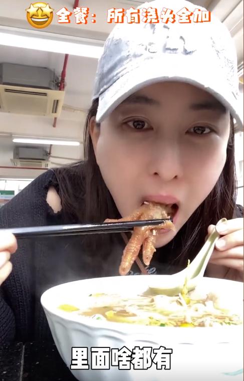Ma Su: Turned into a big stomach king, went to Macau to eat a bowl full of pure hot and sour ...