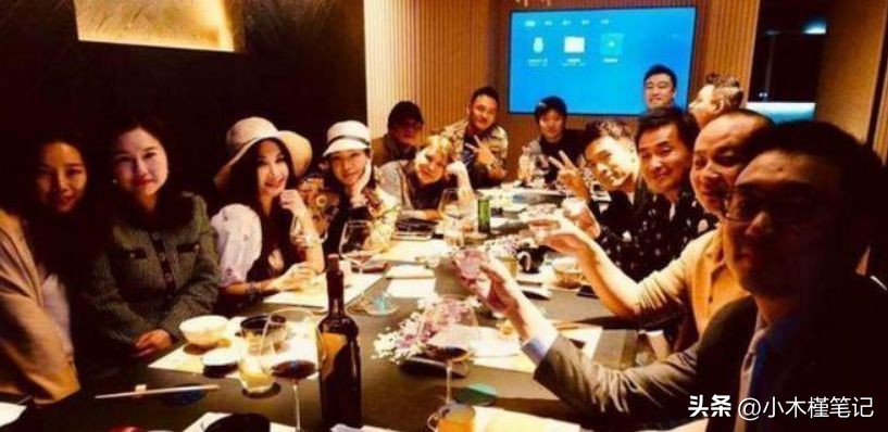 Encountered Wen Bixia on the flight and signed autographs for fans so ...