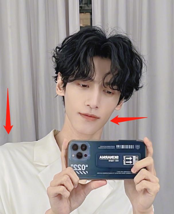 Luo Yunxi took a selfie in the mirror and caused controversy - iNEWS