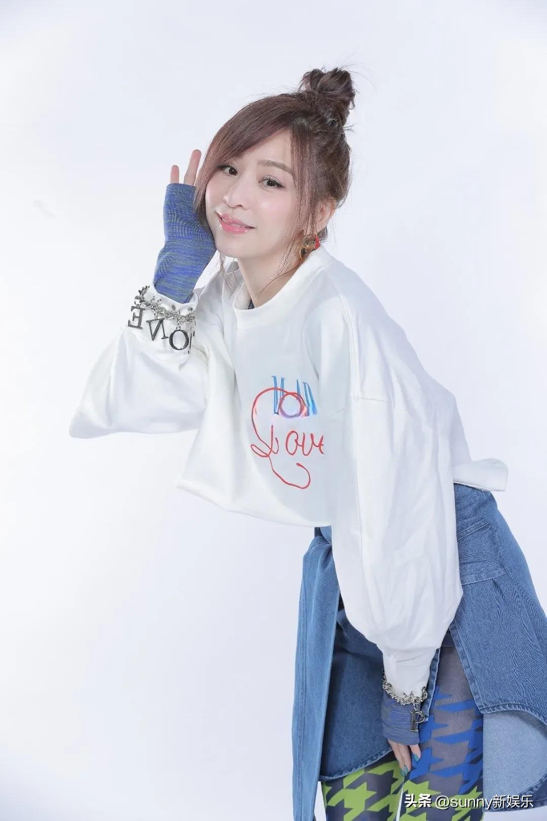 Wang Xinling sticks to his face, and the details of his face are clear ...