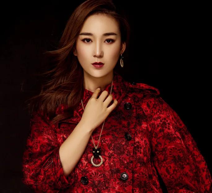 Female singer Long Meizi - iNEWS