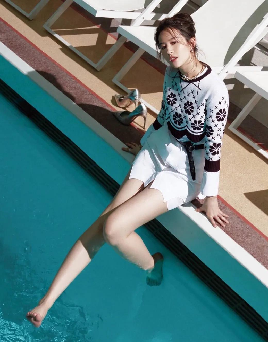 Liu Yifei's white shorts are barefoot swimming by the pool, slender and ...
