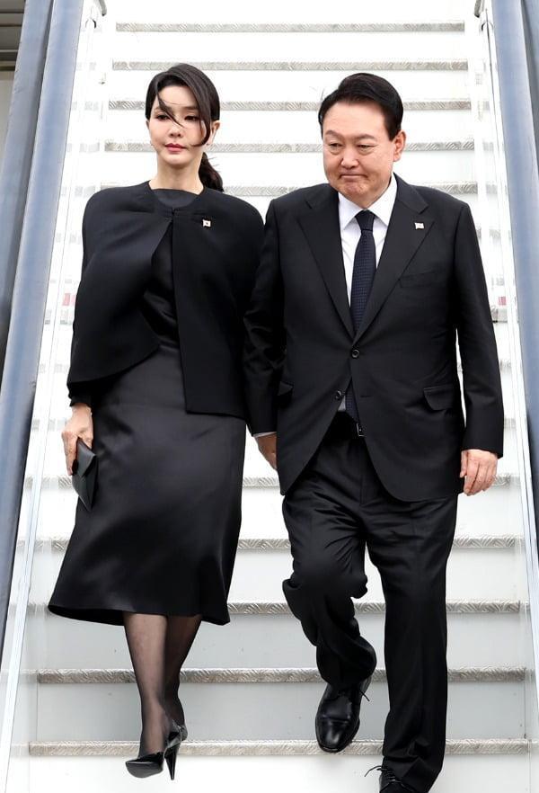 The first lady of South Korea looks like a plastic surgery failure - iNEWS