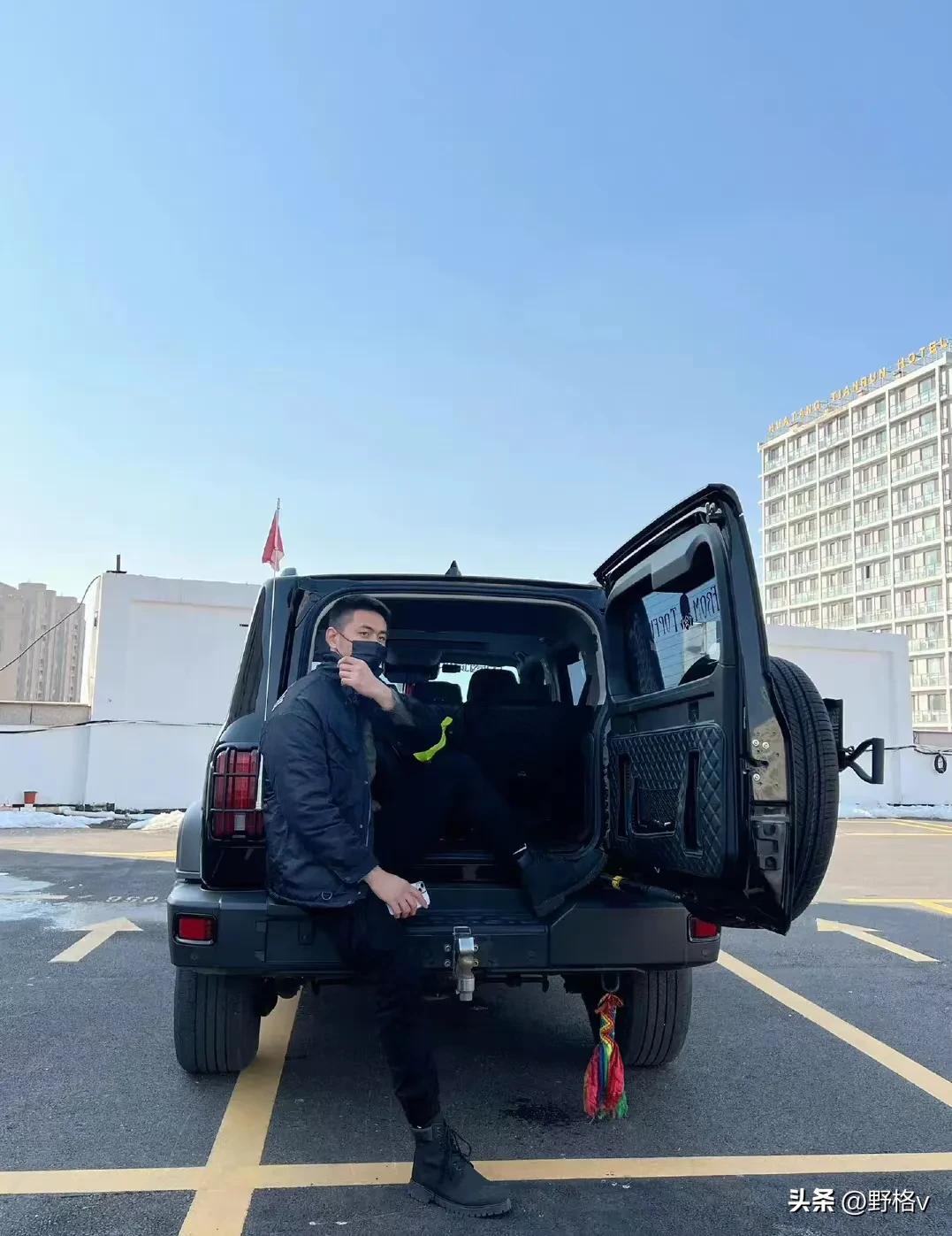 Tall handsome guy driving a tank - iNEWS