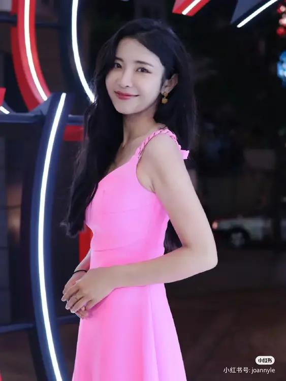 Li Yingyi posted her barbie photos - every girl's princess dream - iNEWS
