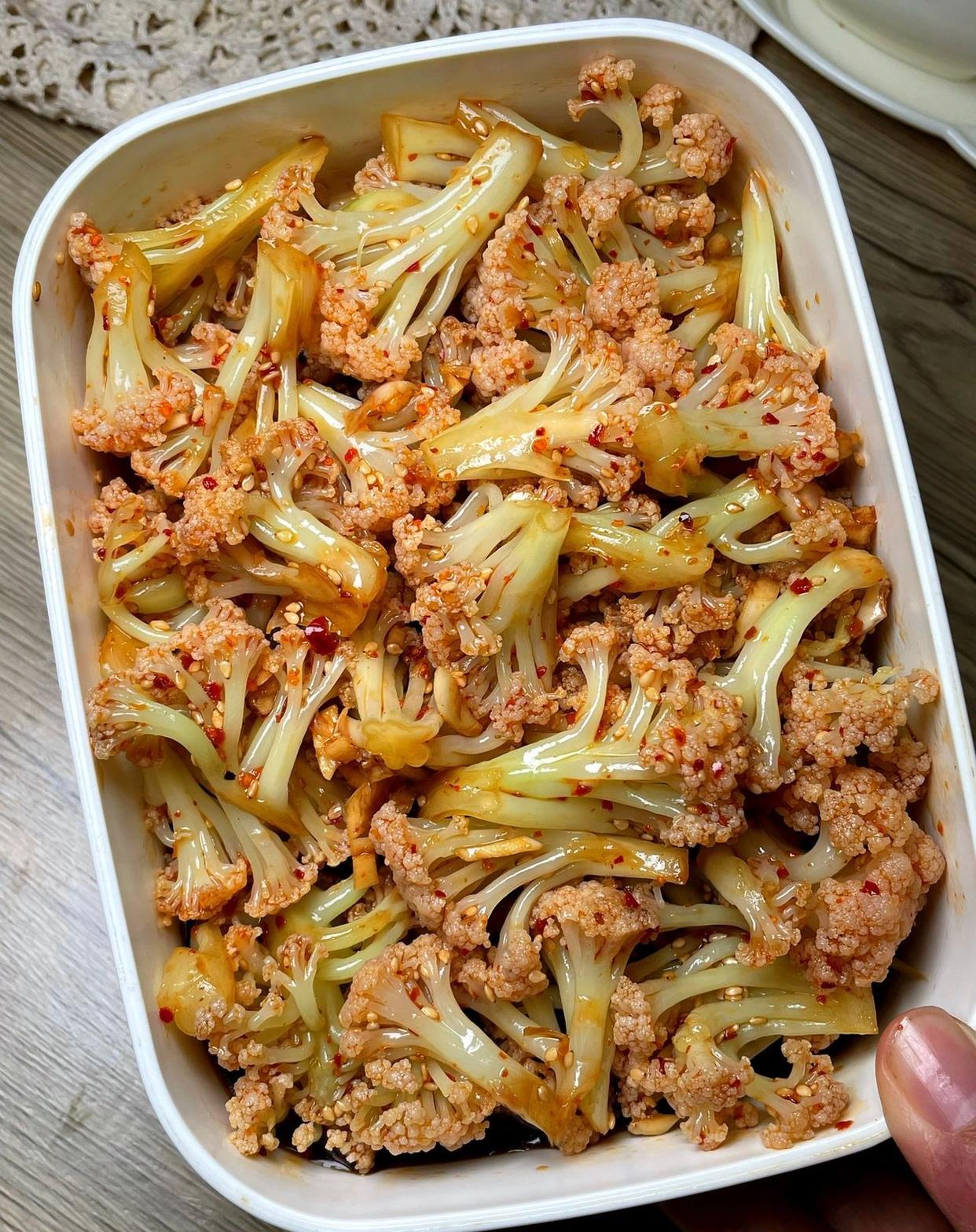 The cold cauliflower that is mixed at will, has a crunchy texture and a ...