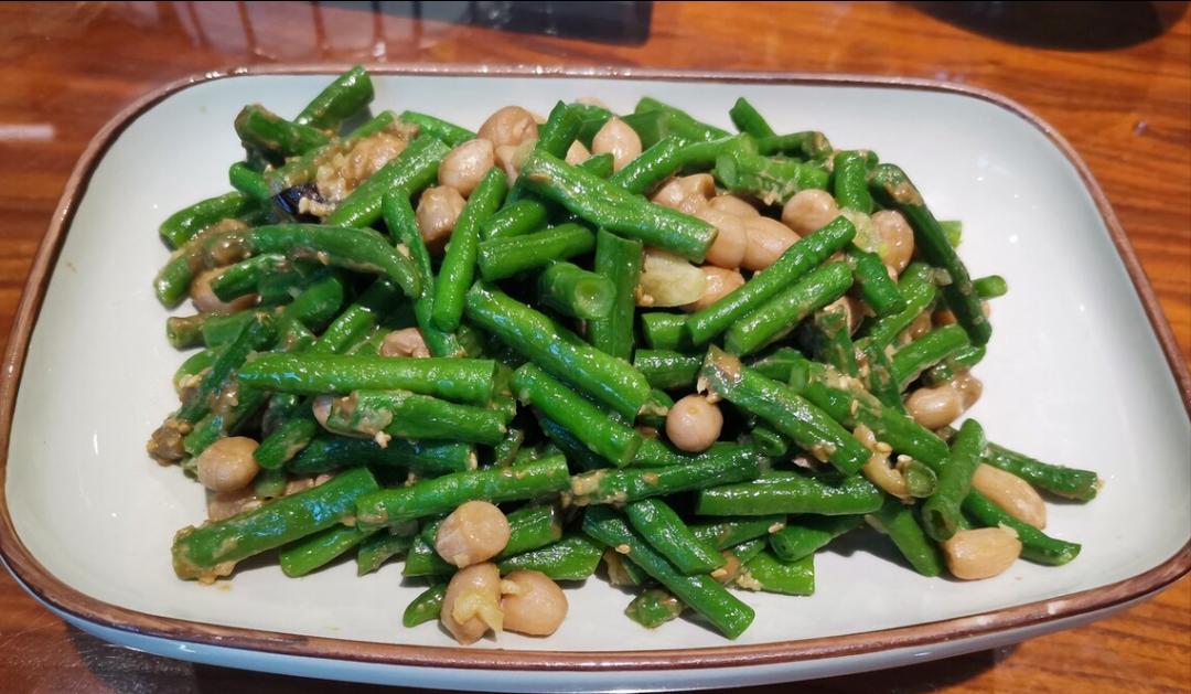 Stir-fried beans, don't blanch or fry them directly, the old chef will ...