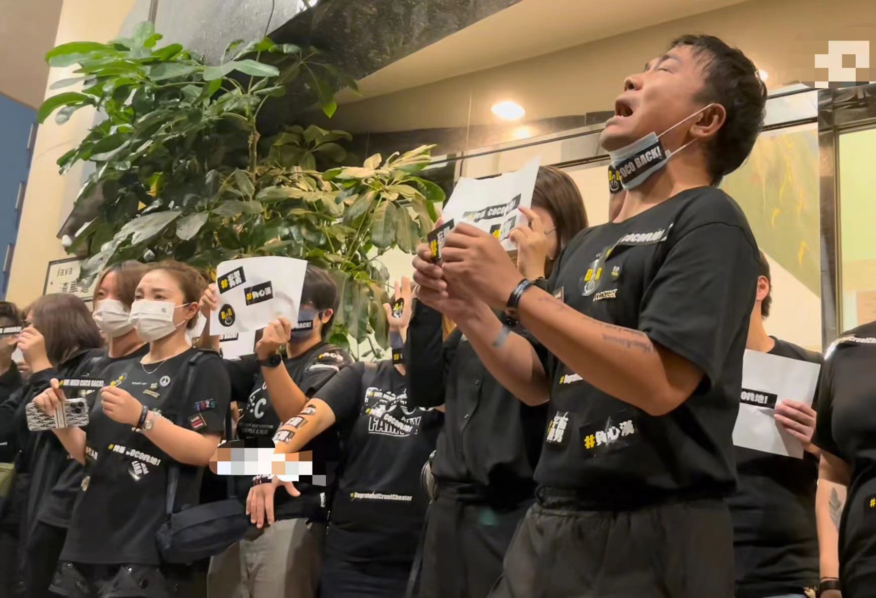 Fans of Coco Lee's funeral are out of control! Raised a sign to ...