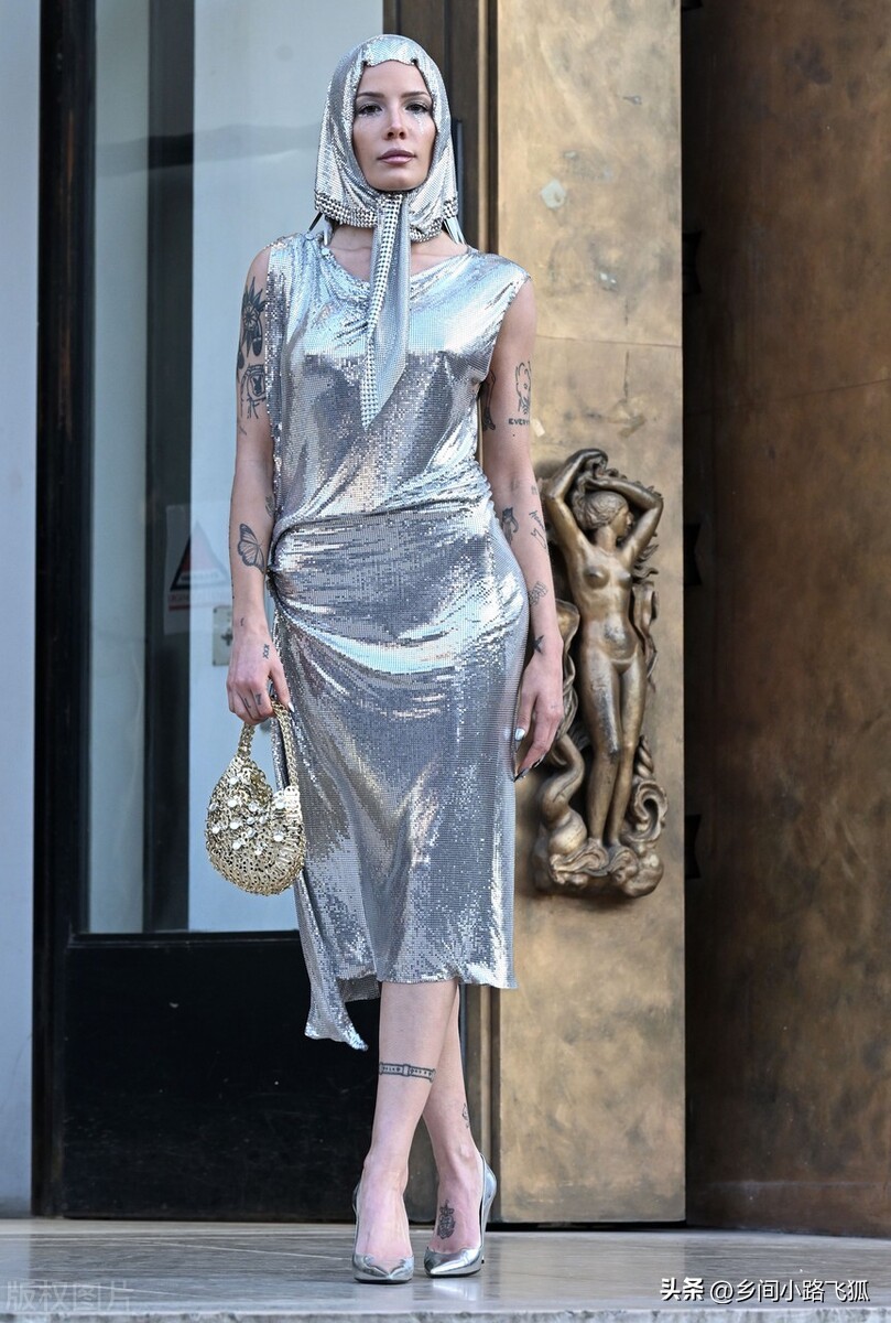 Halsey is wearing a metallic dress + headscarf + pointed high heels ...