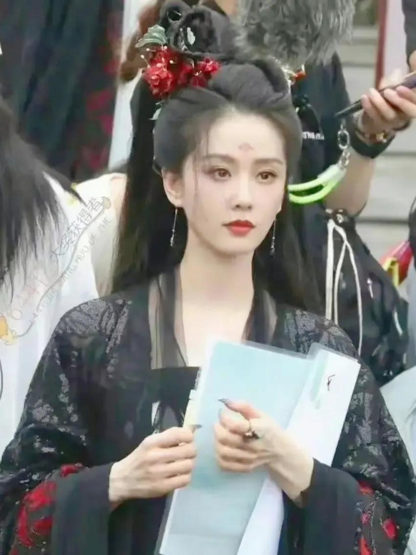 Liu Shishi, a flower in the entertainment circle, is now returning to ...