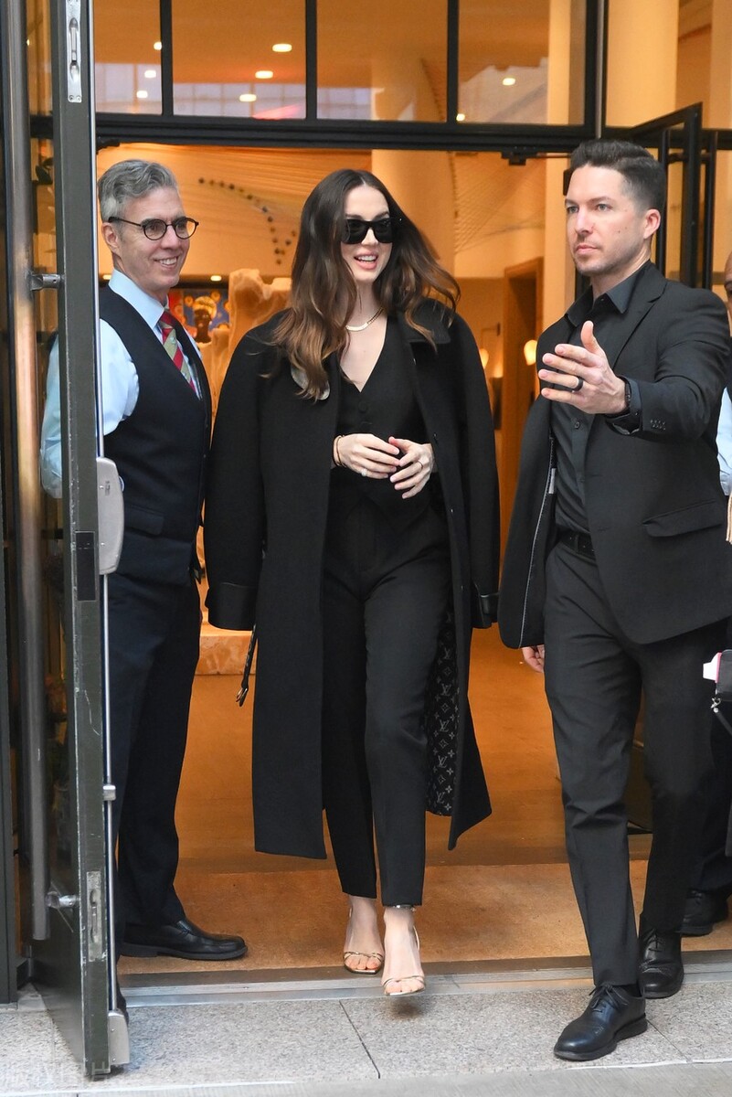 Ana de Armas has three outfits a day, simple and elegant, giving people ...