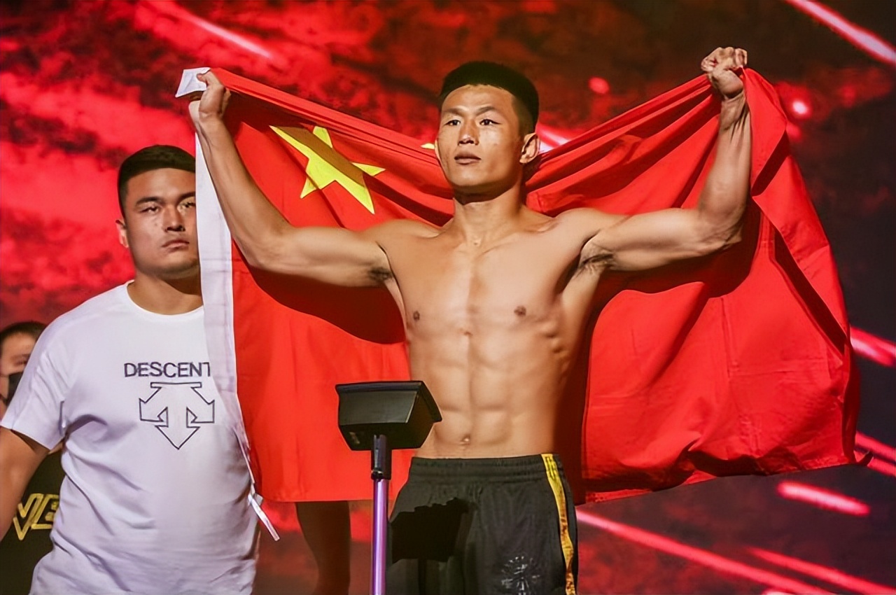 The first Chinese MMA male champion was born!Tang Kai beat Dan Le in ...