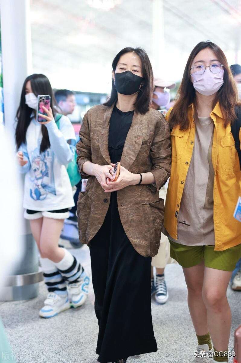 Liu Mintao appeared in the star airport photo of Beijing Airport - iNEWS