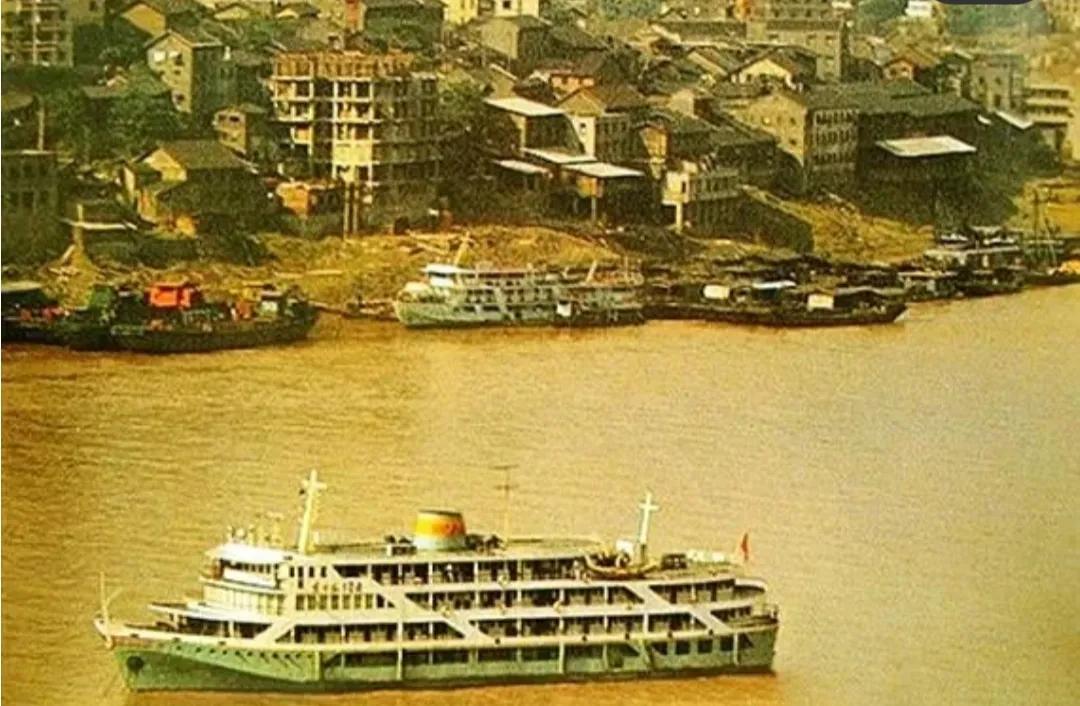 Old buildings in Chongqing in the 1980s, the feet of female models in ...