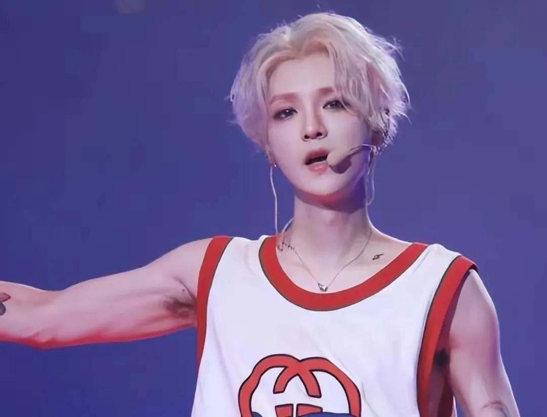 At the Lu Han concert, he showed a tough guy demeanor, no longer a ...