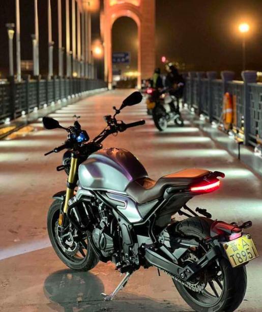 Motorcycle knights are on the road, keep their love for the mountains ...