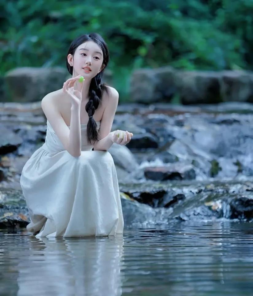 Beauty photo: Jungle art photo of a pure girl in Luosha long skirt ...