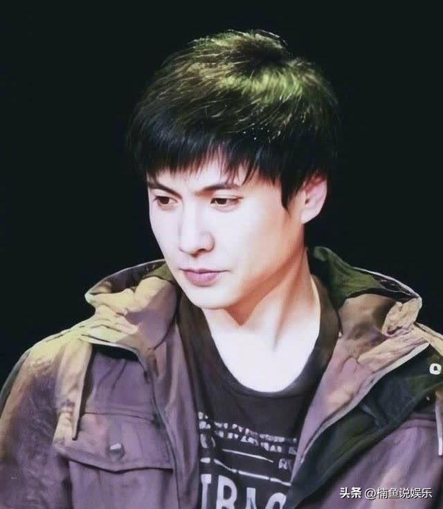 Shen Teng appeared in the CCTV Spring Festival Gala rehearsal, wearing ...