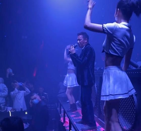 The actor and Luo Dahua sang in a bar in Jiaxing. It was incredible ...