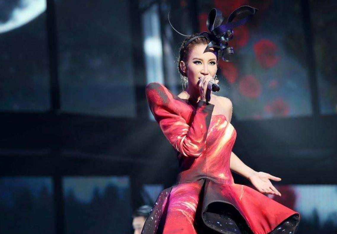 Participating in The Voice was insulted, the director beat Coco Lee and threatened her to ...
