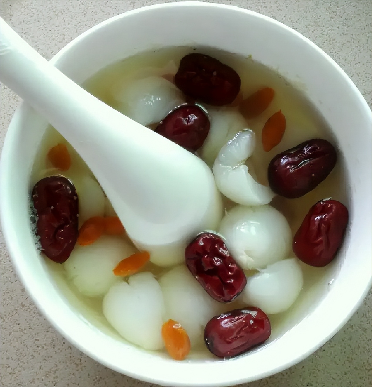 Use a rice cooker to make a bowl of lychee rock sugar porridge, and ...