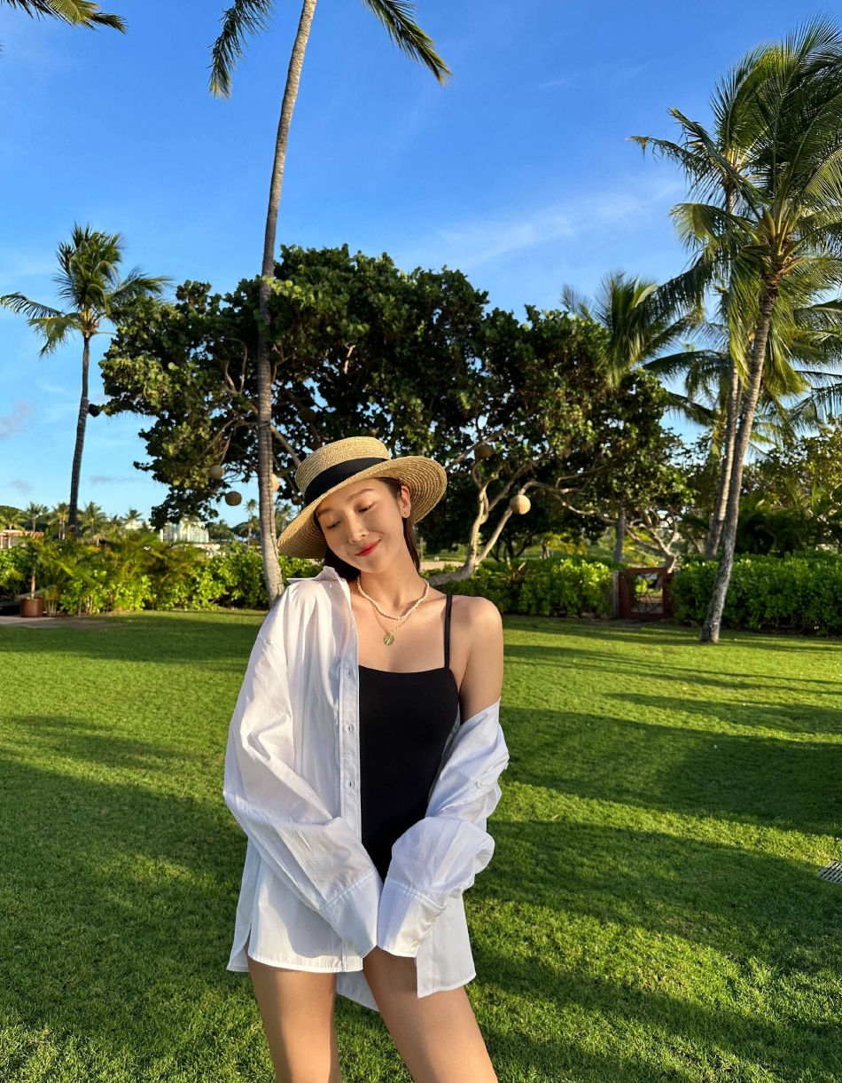 Sunny Hawaii!Jessica Jessica posted photos of her play - iMedia