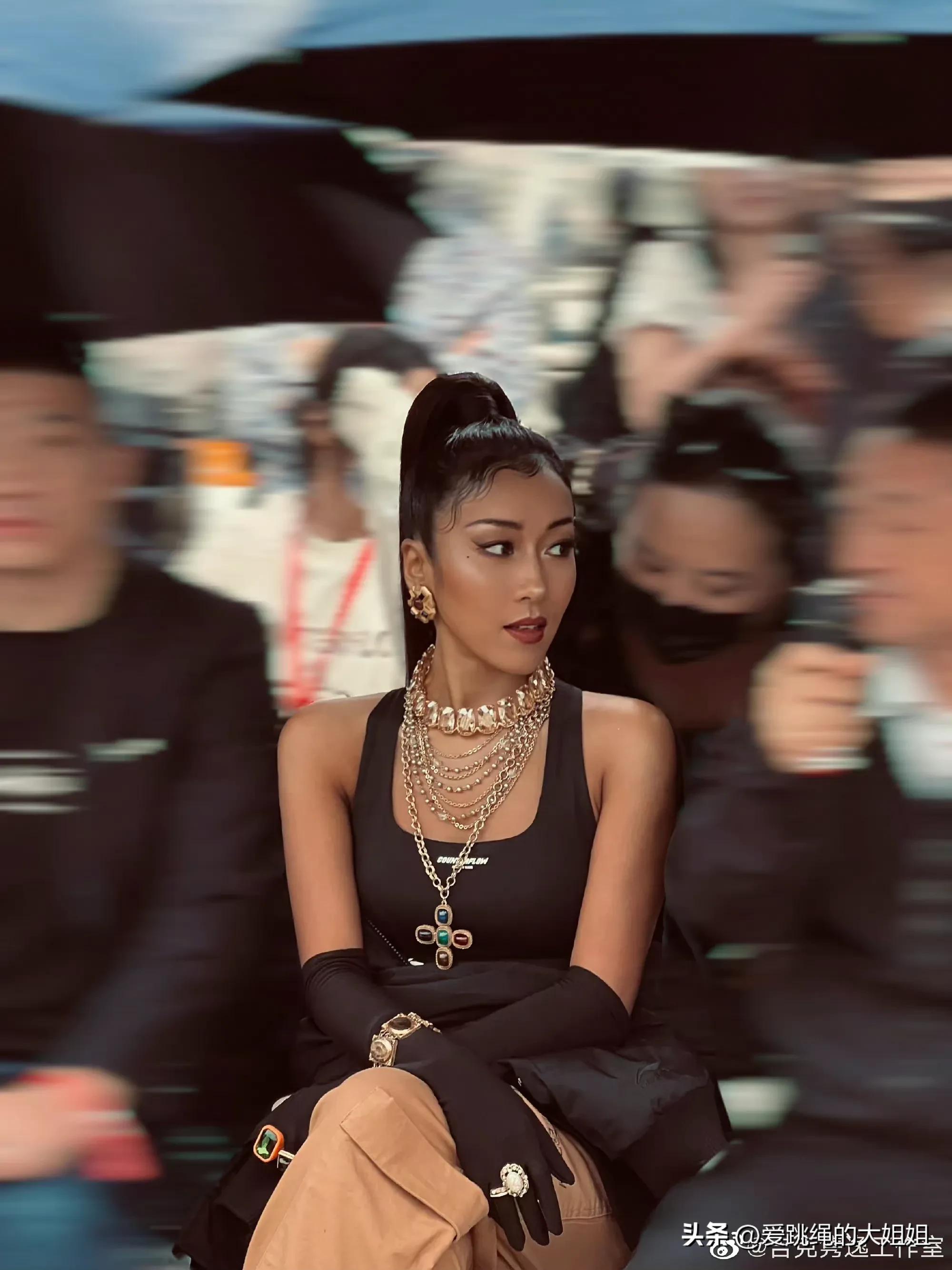 Black beauty Jike Junyi is sexy and enchanting, dare to control any color - iNEWS