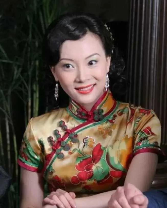 Beautiful women wearing cheongsams are more charming than the other. Who is better, Chen Shu ...