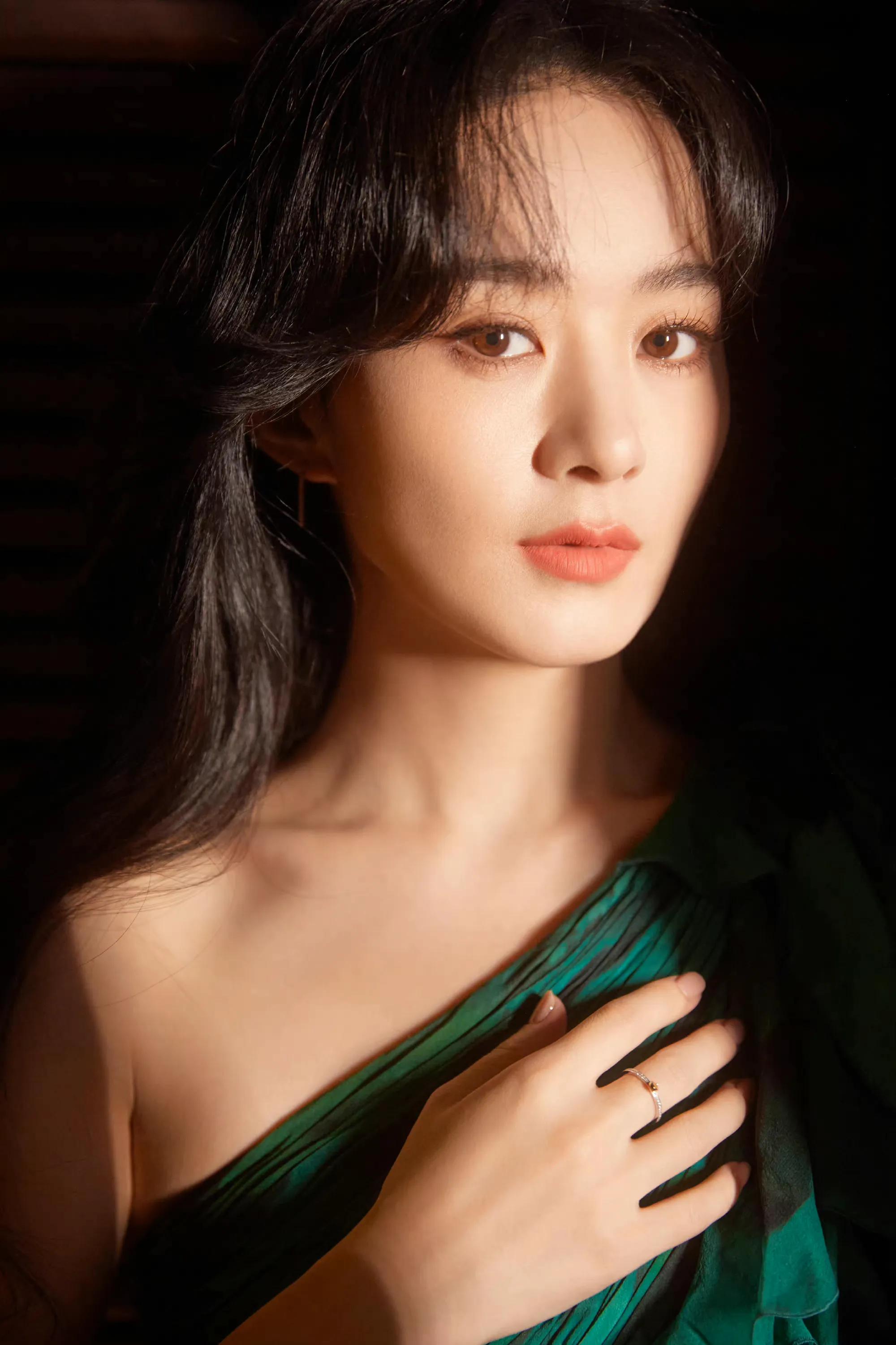 Zhao Liying glows green!Wearing an off-the-shoulder dress with ...