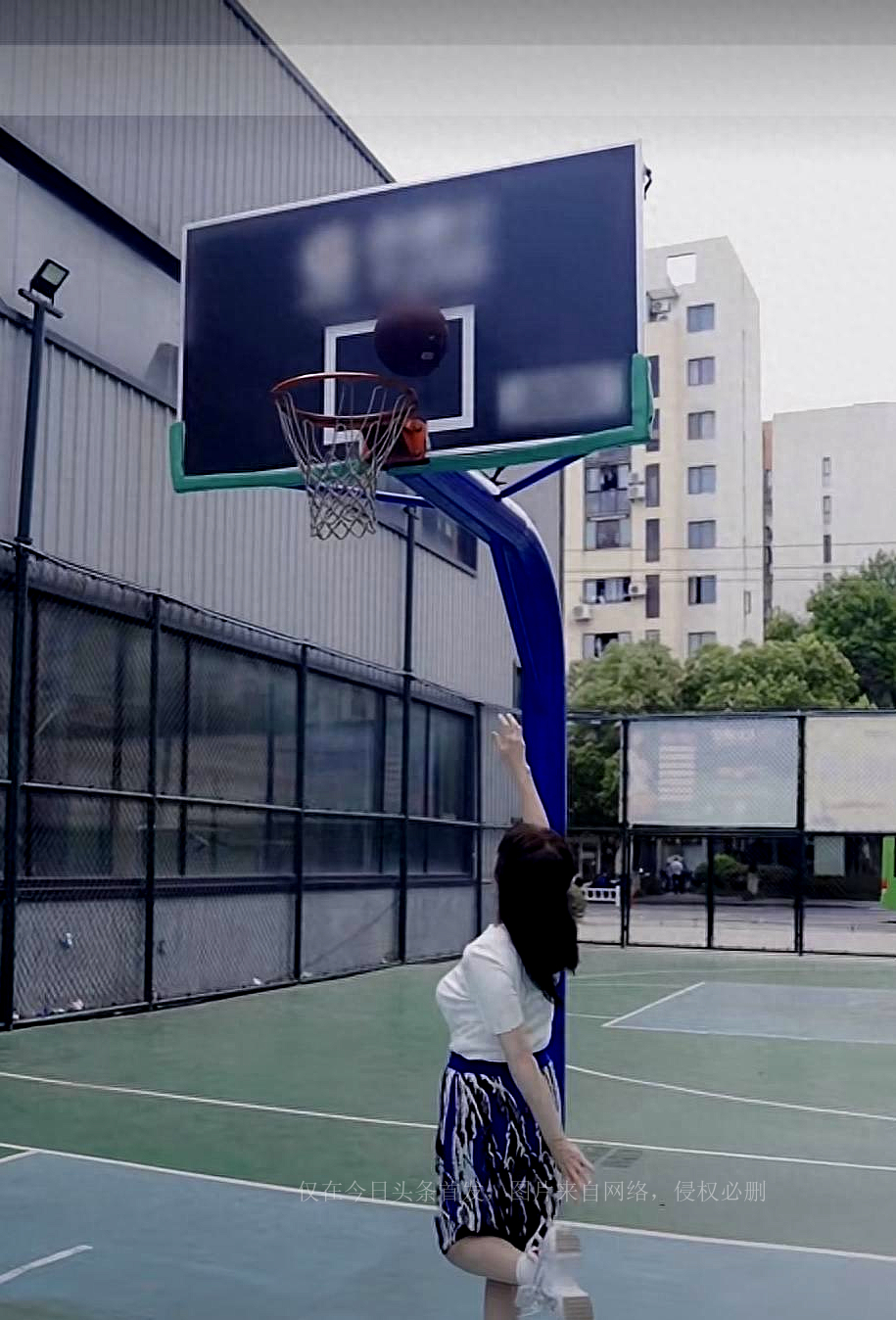 The 68-year-old goddess Zhao Yazhi recently showed off her slender ...