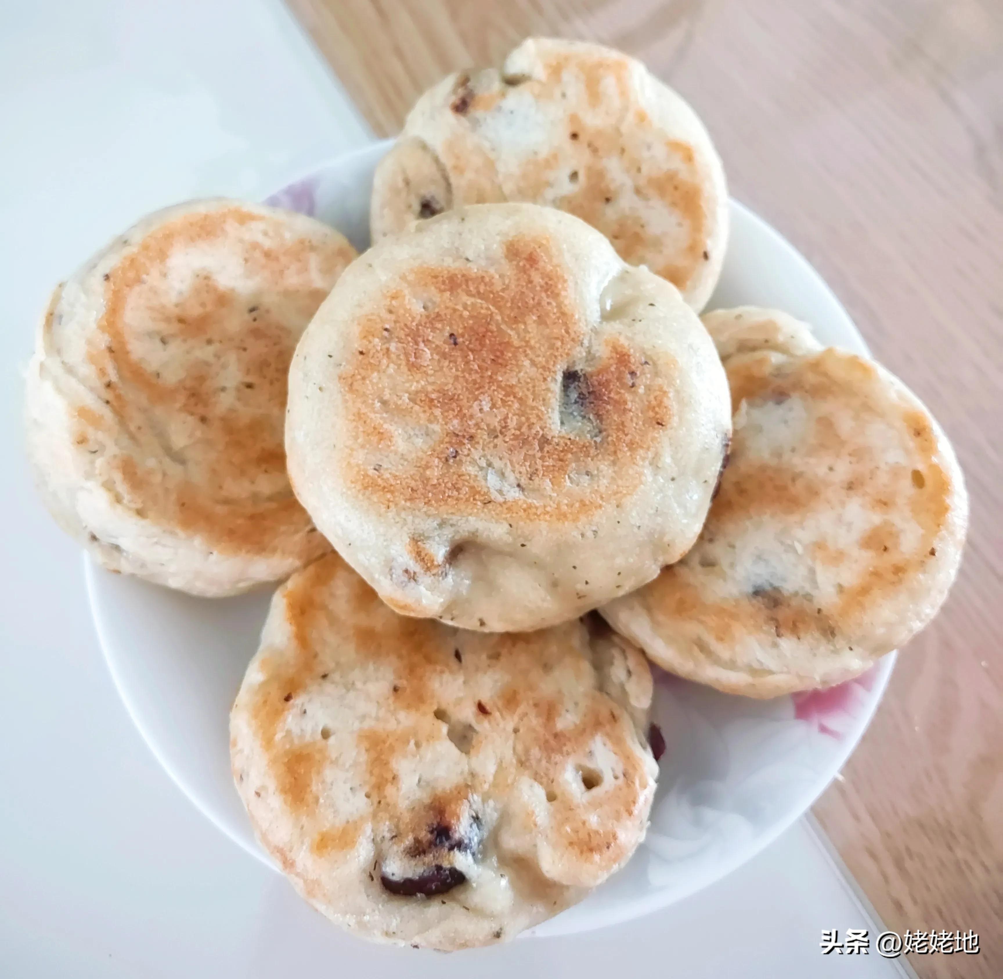 Add some flour to the bean curd dregs of cornmeal, add a handful of ...