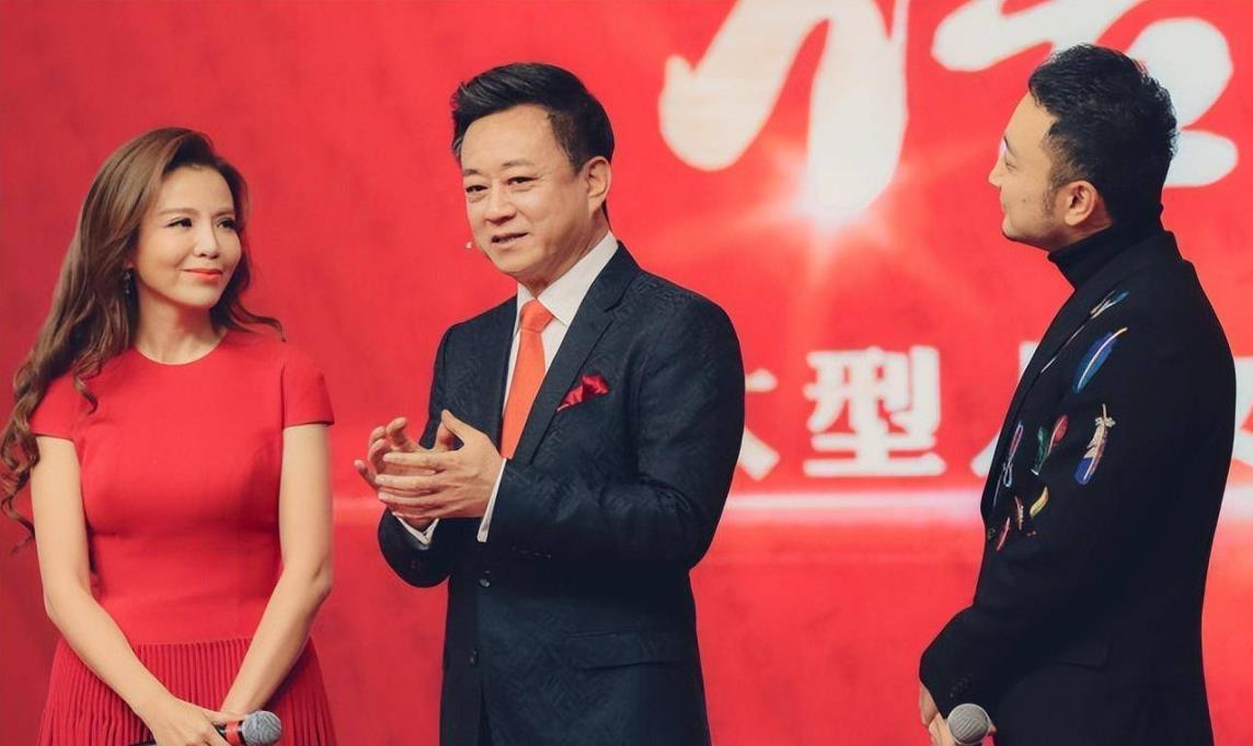 The host Zhu Jun came back on stage, 58 years old with a fat body and a ...