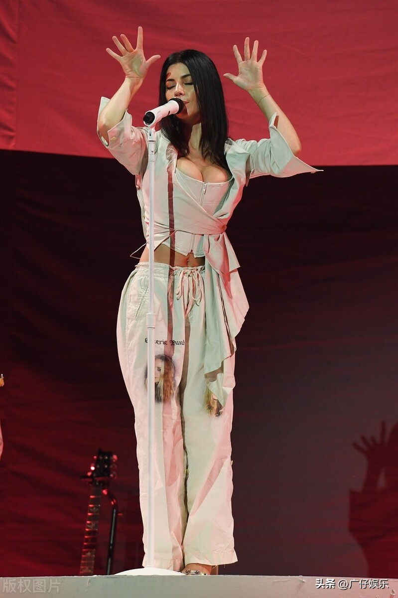 Marina Diamandis on tour, sings and dances on stage, sings ...